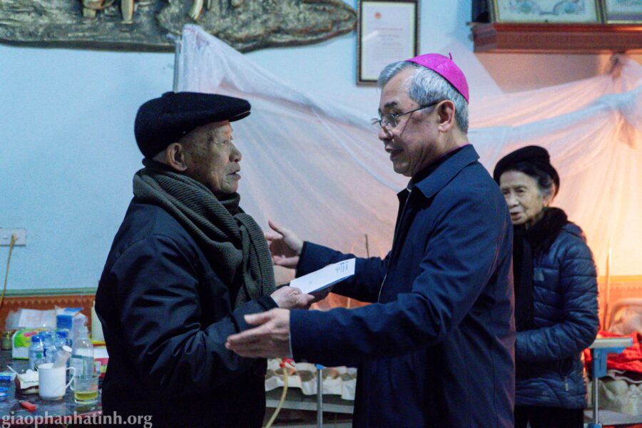 Đức cha Louis trao quà Tết tại Giáo xứ Vĩnh Luật – Giáo phận Hà Tĩnh